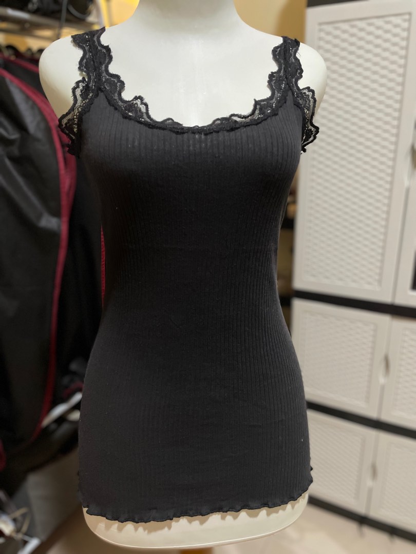 Tengtop knit renda, Fesyen Wanita, Pakaian Wanita, Atasan di Carousell