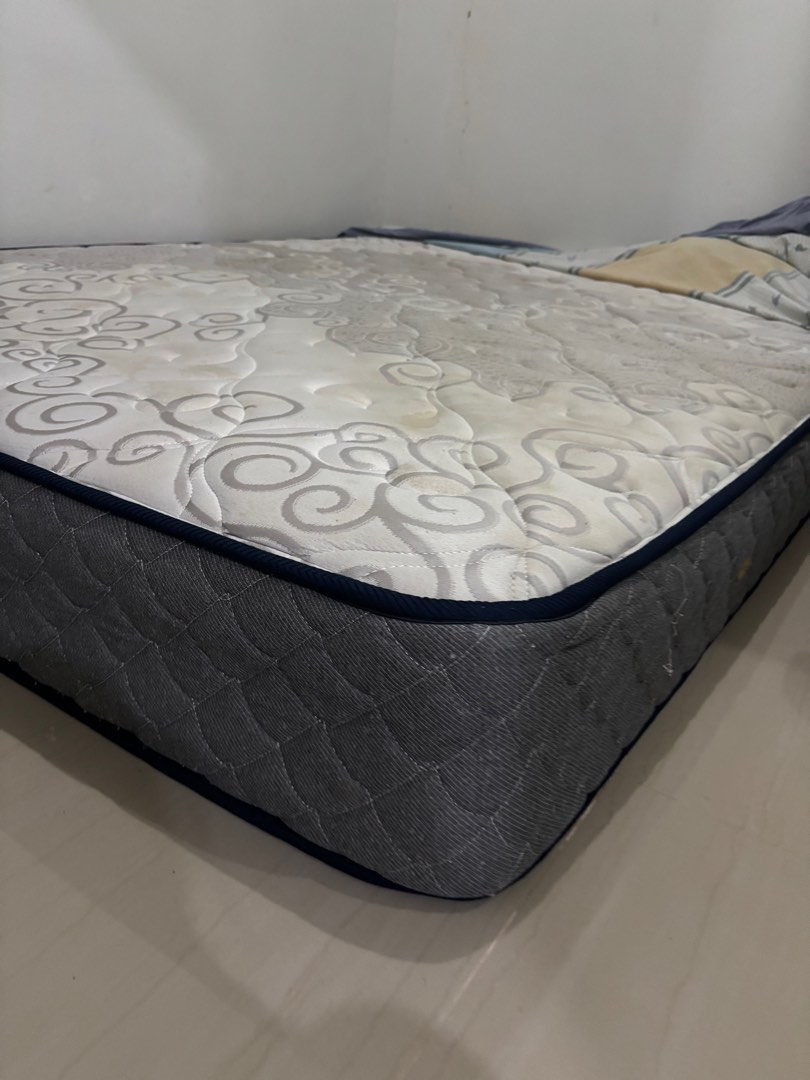 Kasur Spring Bed ukuran 160 x 200 cm, Perabotan Rumah di Carousell