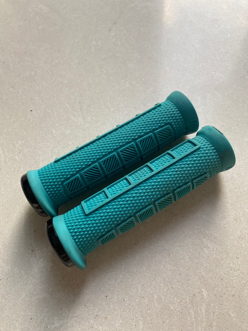 Yeti lock-on grips, Sports Equipment, Bicycles & Parts, Parts ...