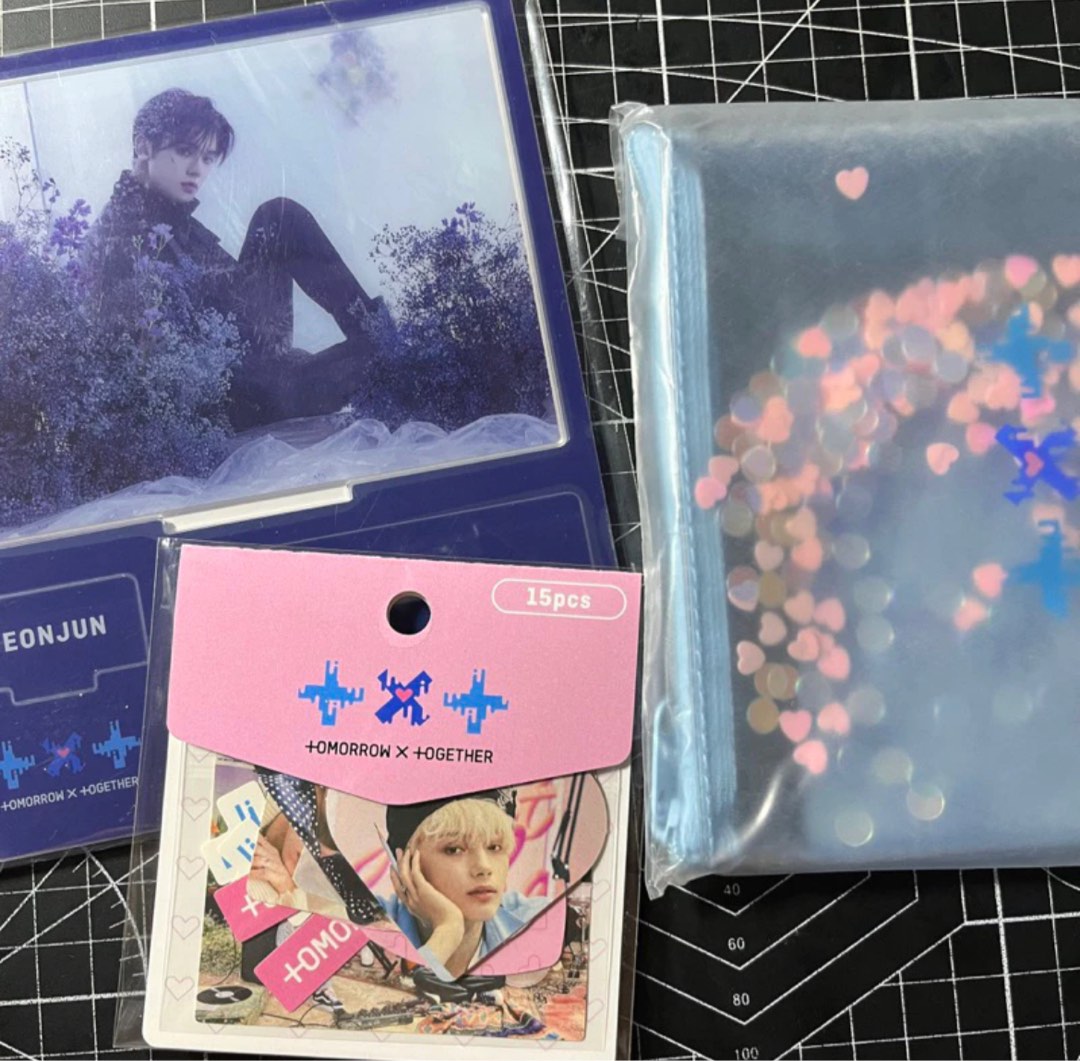 Chaotic Wonderland Acrylic Stand [YEONJUN], Flake Sticker, Pouch ...
