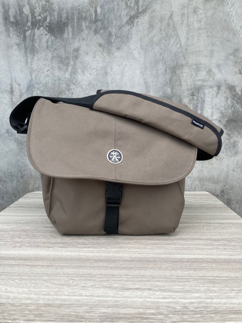 Crumpler Pretty Boy 7500, Barang Mewah, Tas & Dompet di Carousell