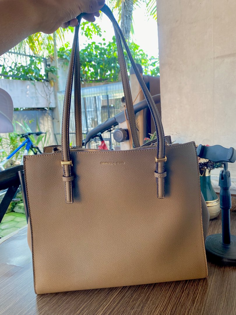 Tas Charles & Keith model favorit banyak orang, Fesyen Wanita, Tas ...