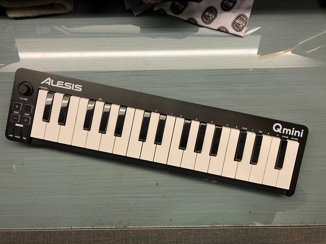 32-key MIDI keyboard (Alesis QMini), 興趣及遊戲, 音樂、樂器 & 配件, 樂器 - Carousell