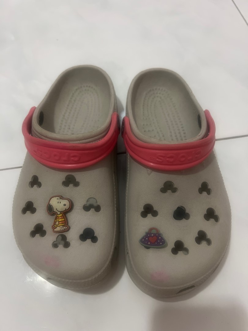 Crocs Classic Clogs with Jibbitz, Women's Fashion, Footwear, Flipflops and Slides on Carousell