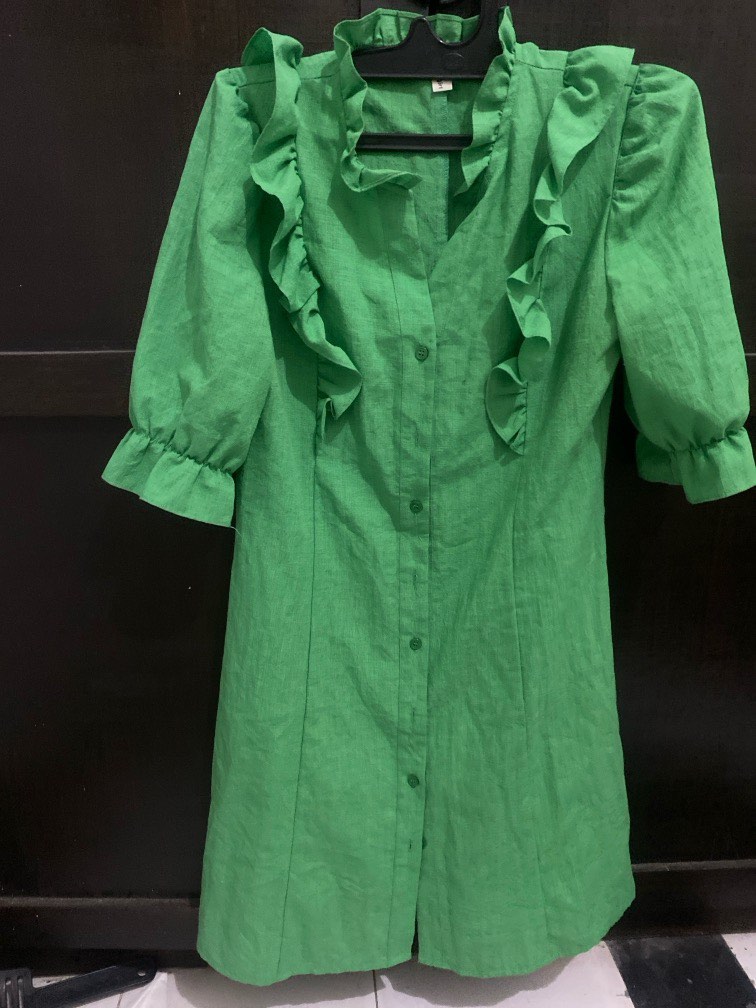 Green dress, Fesyen Wanita, Pakaian Wanita, Gaun & Rok di Carousell