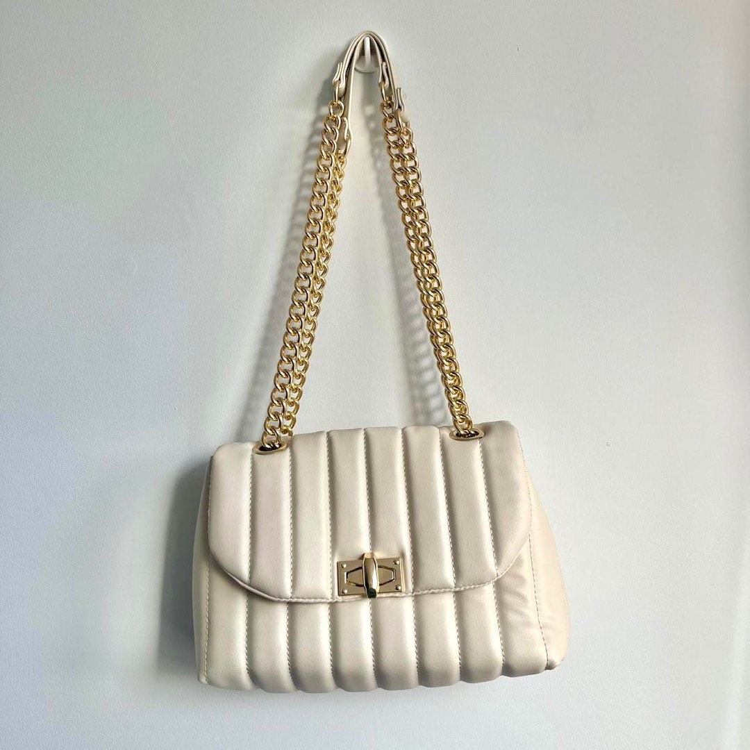 Primark creamy shoulder chain bag, 女裝, 手袋及銀包, 單肩包 - Carousell
