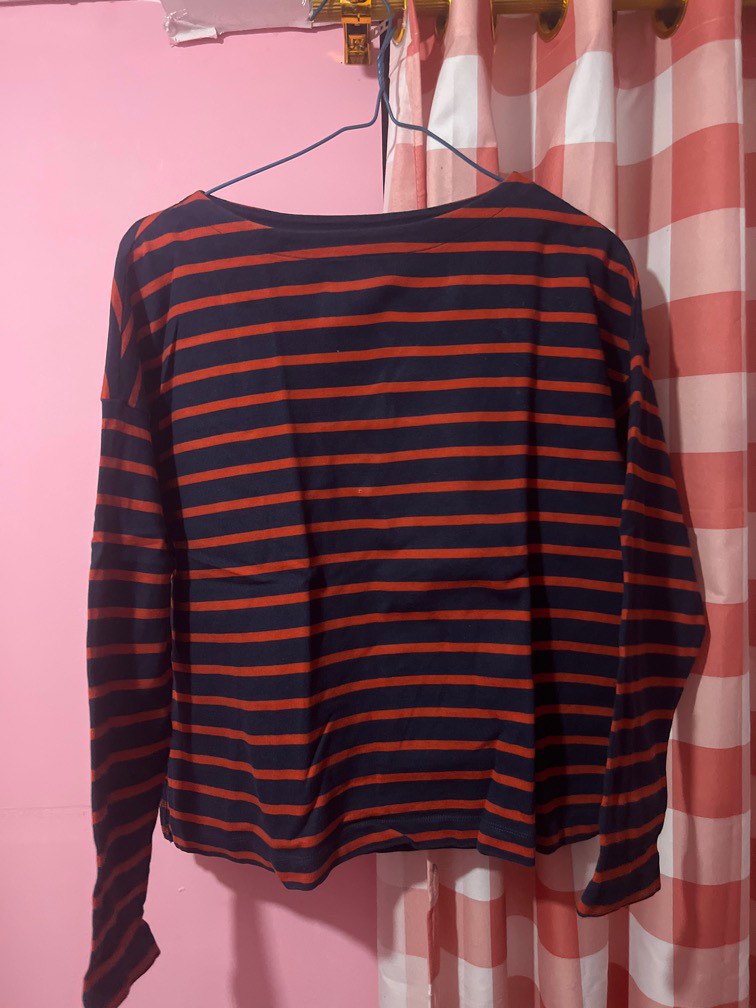 garis garis uniqlo, Fesyen Wanita, Pakaian Wanita, Atasan di Carousell