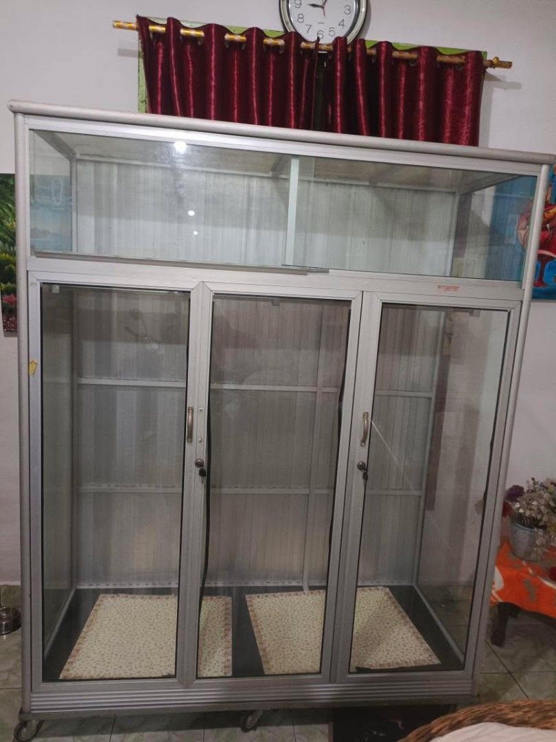 Lemari Etalase Pakaian/barang stainless, Perabotan Rumah di Carousell