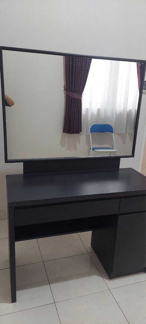 Meja Rias Minimalis Elegan Hitam + Cermin Besar | Kondisi OK ...