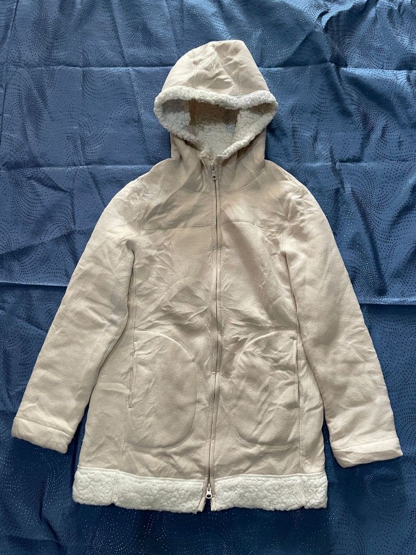 Uniqlo Sherpa, Fesyen Wanita, Pakaian Wanita, Baju Luaran di Carousell