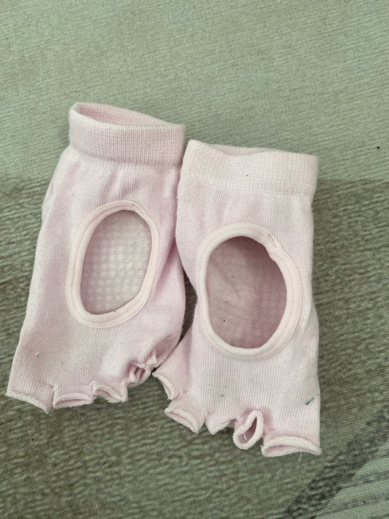 Kaos kaki grip pilates, Fesyen Wanita, Aksesoris di Carousell