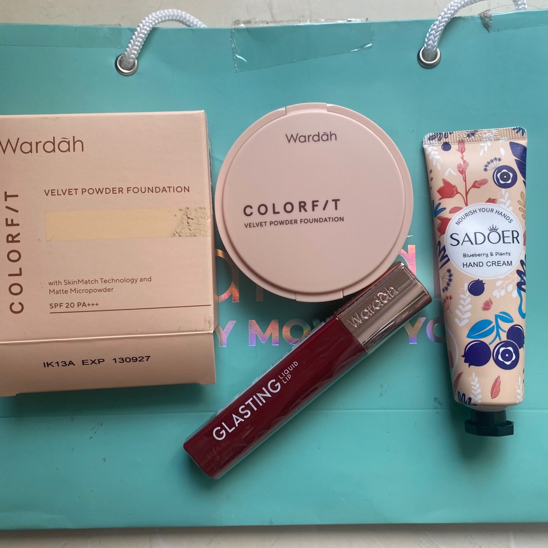 MASIH BARU! Wardah Colorfit Velvet Powder Foundation dan Glasting ...