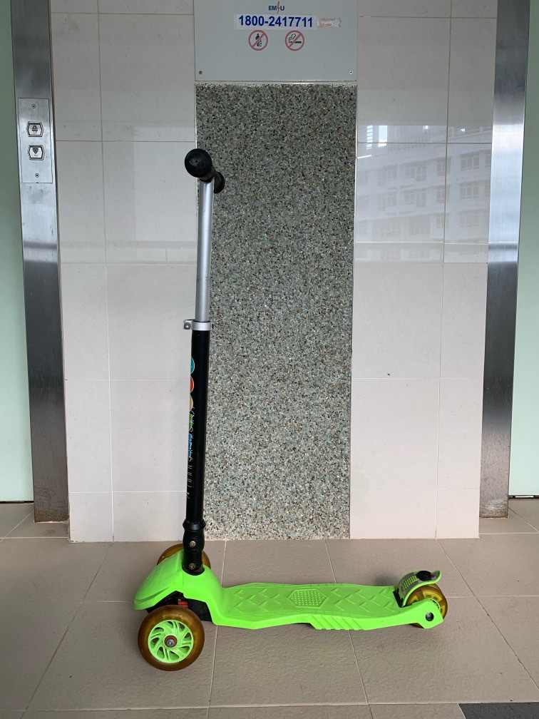 Macoo Swiss Design Ultra Compact Portable Light Weight Kick Scooter for ...