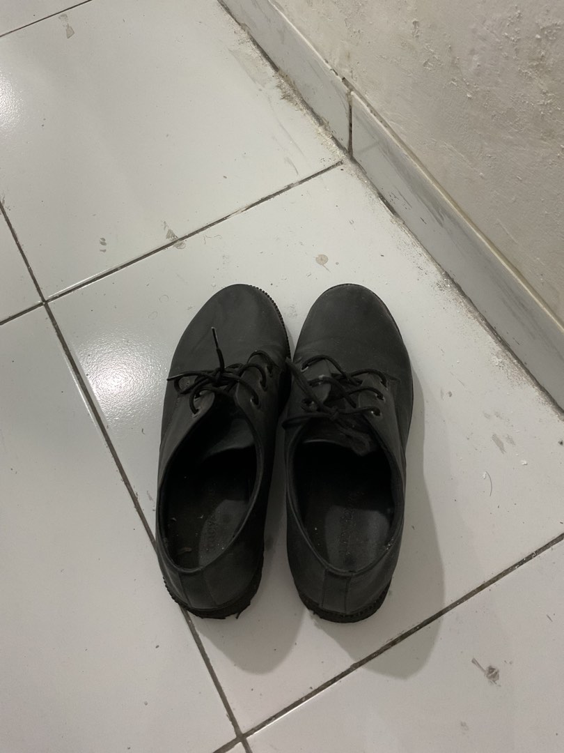 sepatu hitam docmart, Fesyen Wanita, Sepatu di Carousell