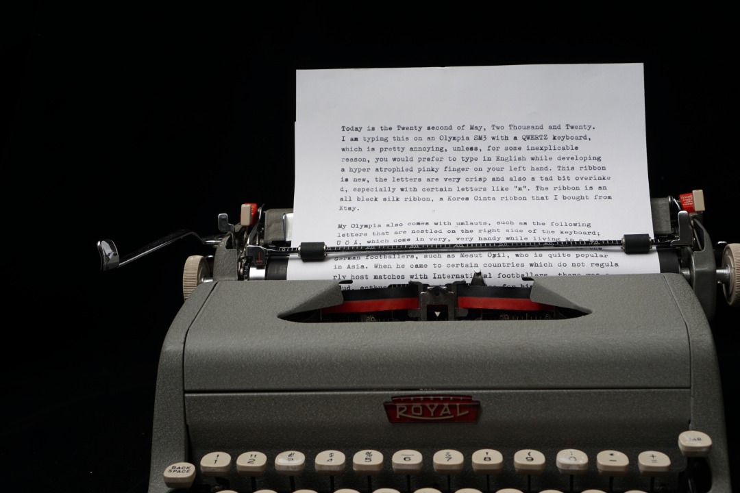 Royal Quiet Deluxe typewriter, Hobbies & Toys, Memorabilia ...