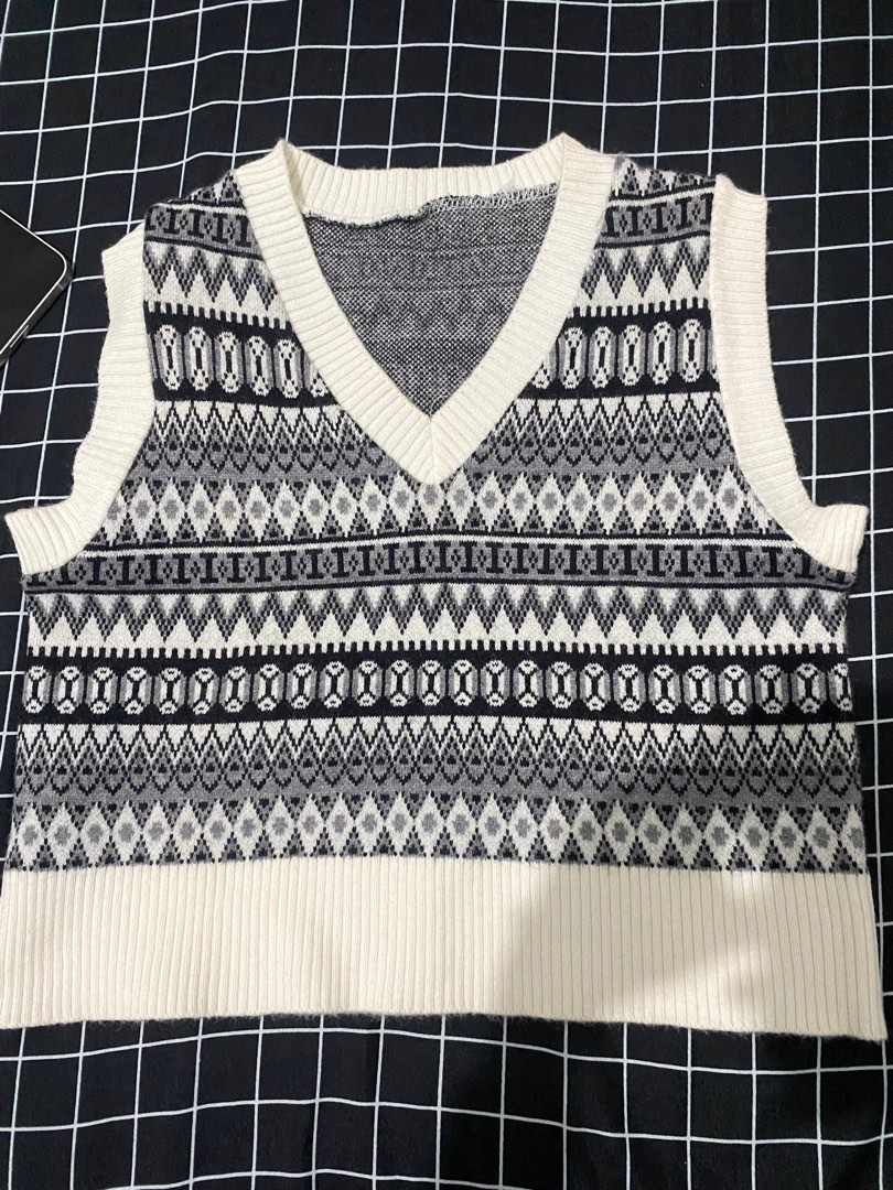 Baju Vest Wanita, Fesyen Wanita, Pakaian Wanita, Atasan di Carousell