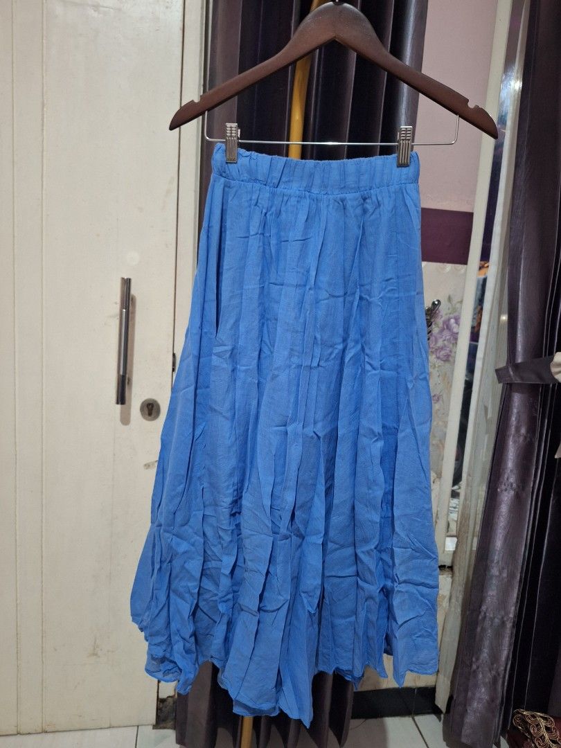Rok midi biru muda, Fesyen Wanita, Pakaian Wanita, Gaun & Rok di Carousell