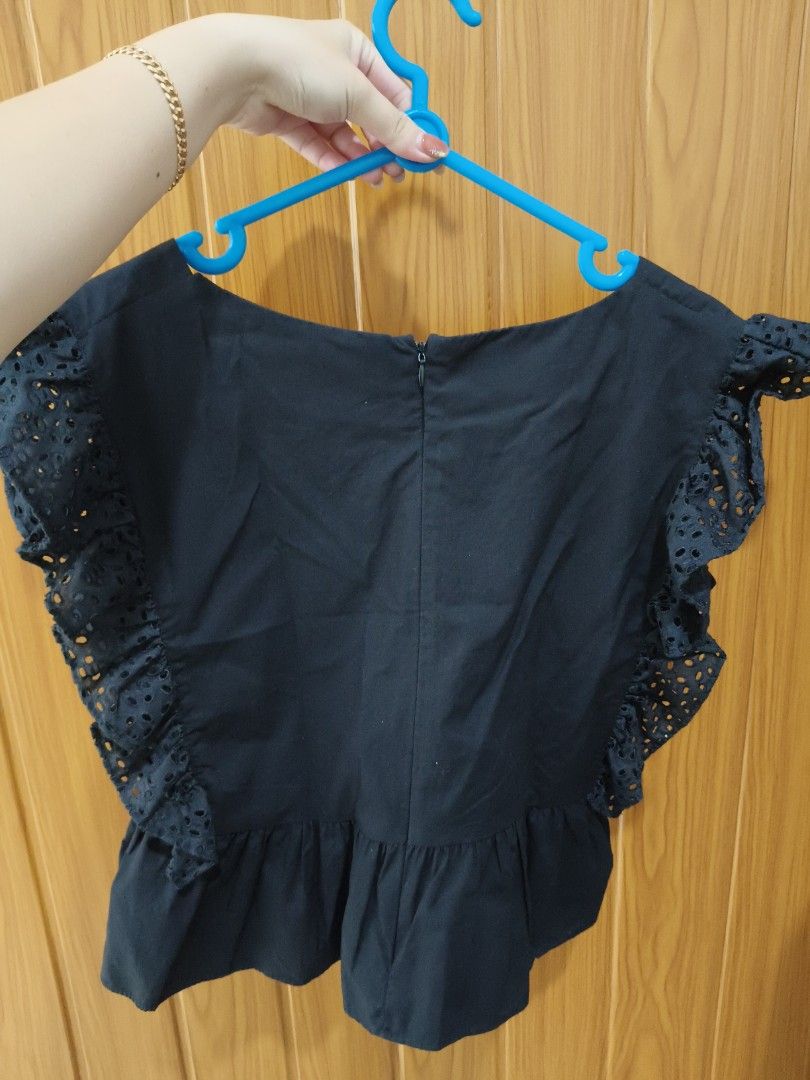 Blouse Hitam, Fesyen Wanita, Pakaian Wanita, Atasan di Carousell