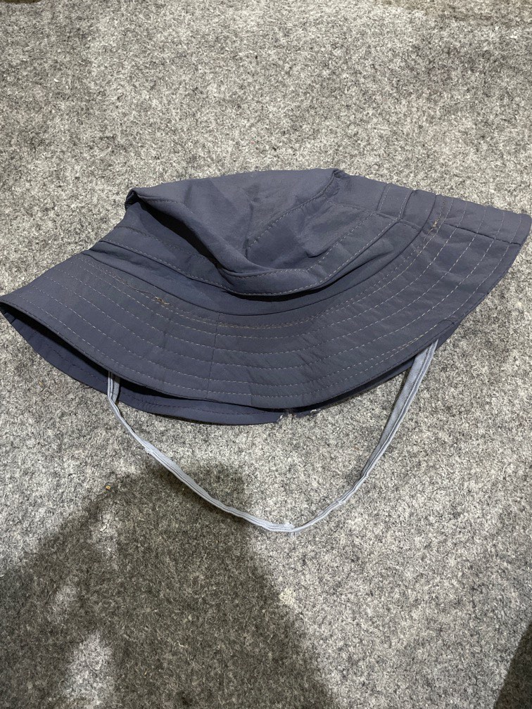 Bucket hat biru dongker, Fesyen Pria, Aksesoris, Topi di Carousell