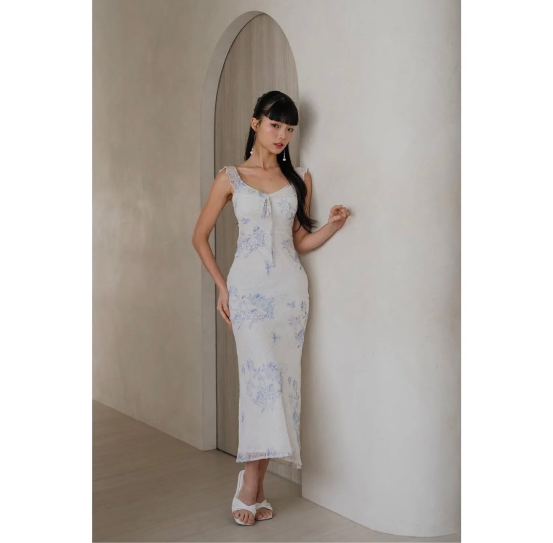 Courtney Flutter sleeve padded dress, Women's Fashion, Dresses & Sets ...