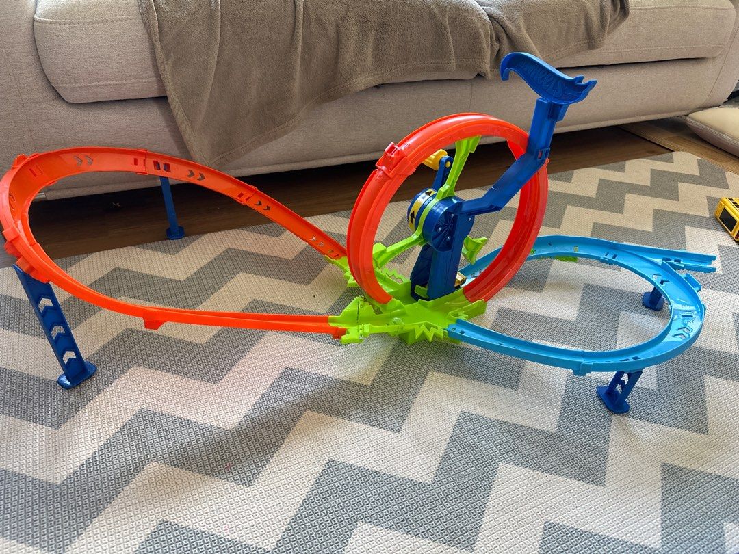 Hot Wheels Loop Track Set, Hobbies & Toys, Toys & Games on Carousell