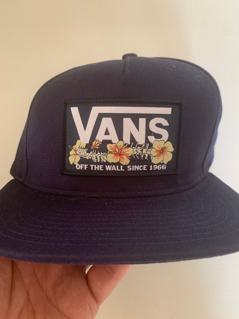 New and unused Vans cap, 男裝, 手錶及配件, 棒球帽、帽 - Carousell