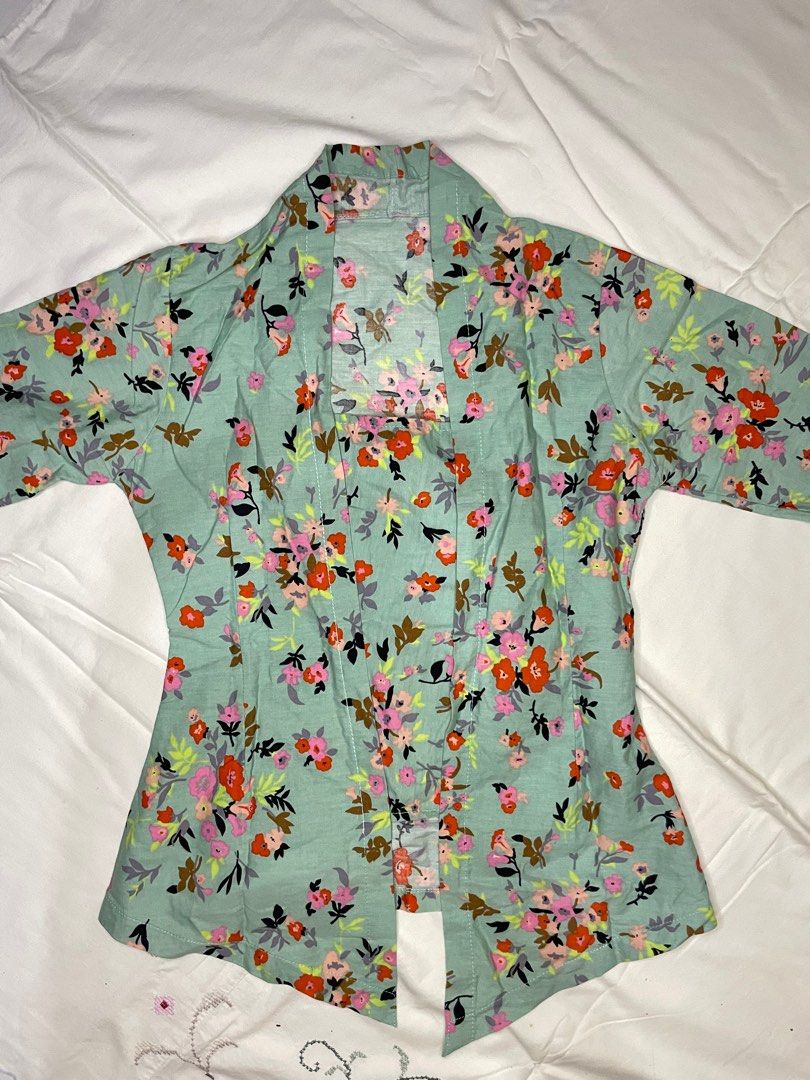 Batik bunga model kebaya, Fesyen Wanita, Pakaian Wanita, Atasan di ...