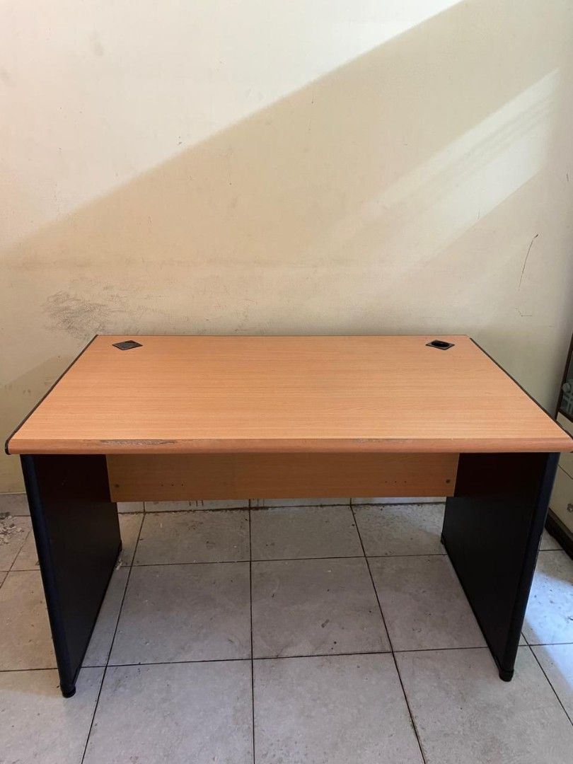 Meja Kantor HighPoint, Perabotan Rumah di Carousell