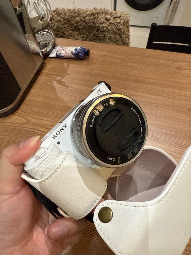 Sony ZVE-10 Camera with Case, Photography, Cameras on Carousell