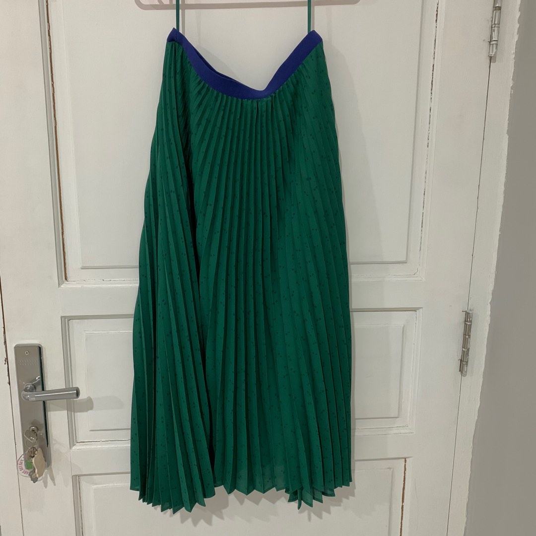 UNIQLO ROK LIPIT L GREEN EMERALD, Fesyen Wanita, Muslim Fashion ...