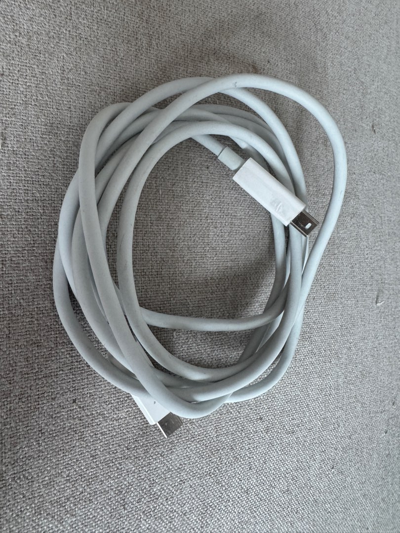 Apple Thunderbolt 2 data cable 1.8m, 電腦＆科技, 電腦周邊及配件, 電腦線、轉接線及轉換器 ...