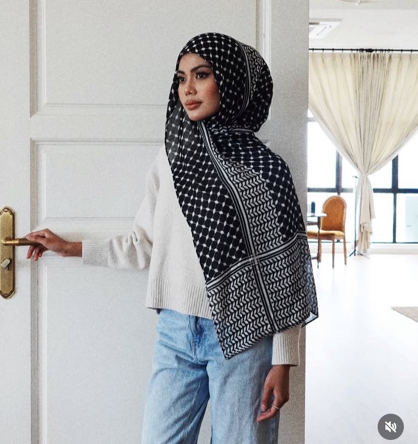 Solayce kafiyyeh in black, Women's Fashion, Muslimah Fashion, Hijabs on ...