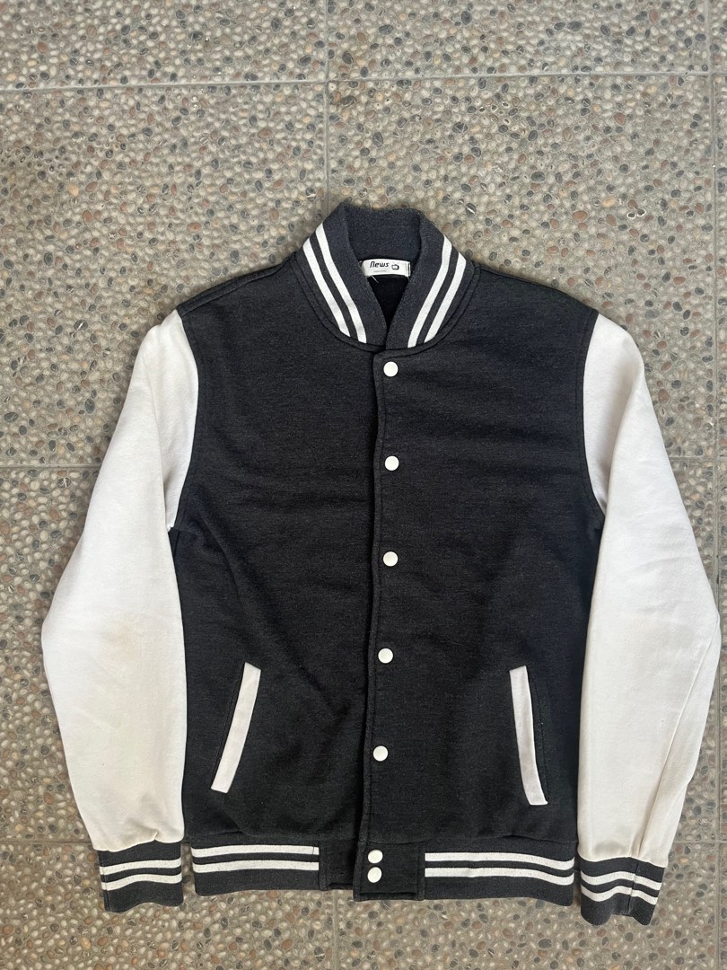Varsity Hitam/Snow black, Fesyen Pria, Pakaian , Atasan di Carousell