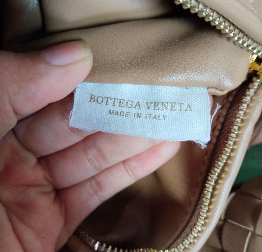 Bottega Venetta Jodie Medium shoulder bag, Barang Mewah, Tas & Dompet di Carousell