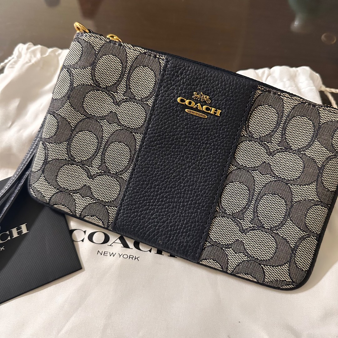 全新COACH signature jacquard small wristlet, 她的時尚, 包包、錢包, 錢包、皮夾在旋轉拍賣
