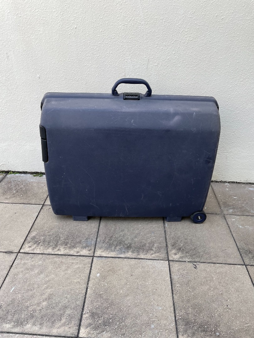 Samsonite 28 inches oyster luggage. Very hardy and secure. Built to ...