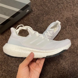 Adidas Ultraboost Light UB23, 男裝, 鞋, 波鞋 - Carousell