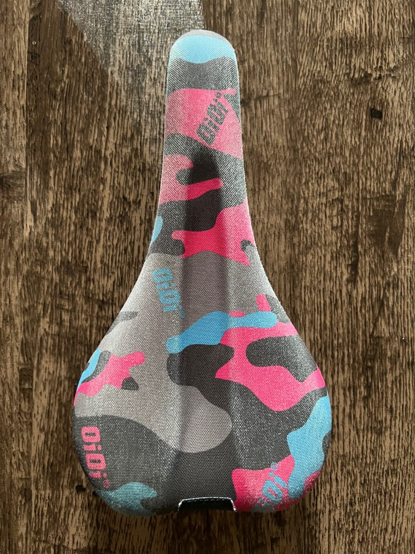 DMR OiOi Camo Bike Saddle, Sports Equipment, Bicycles & Parts, Parts & Accessories on Carousell