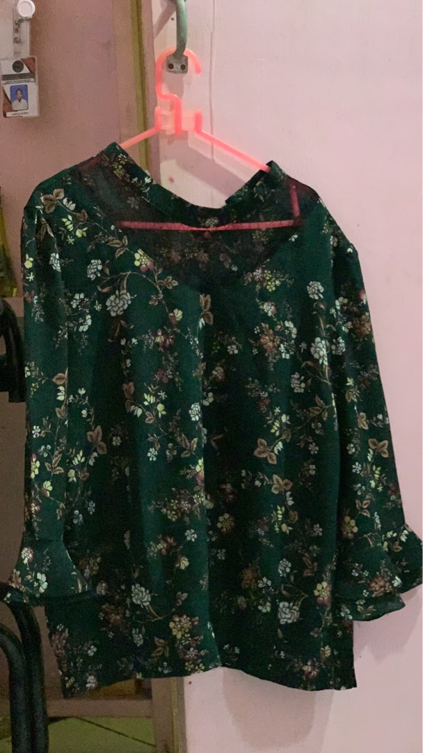 baju bunga hijau pekat, Fesyen Wanita, Pakaian Wanita, Atasan di Carousell