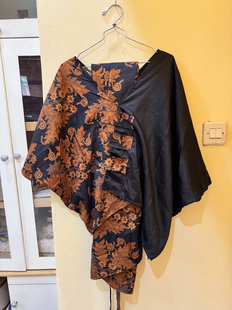 One set batik, Fesyen Wanita, Pakaian Wanita, Baju Luaran di Carousell