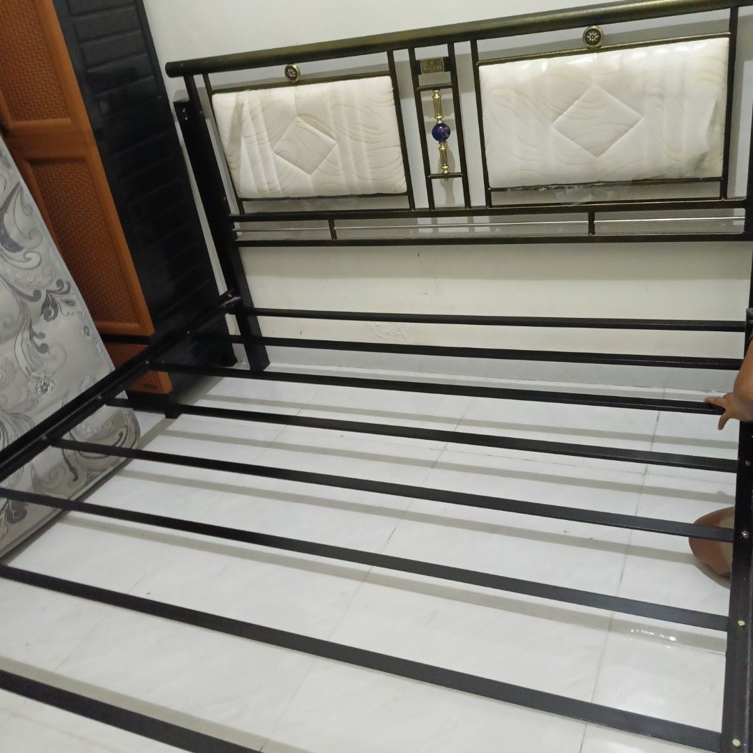 Ranjang Besi 180 x 200, Perabotan Rumah di Carousell