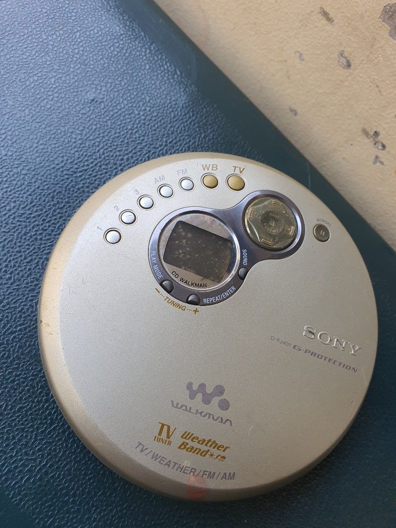 Sony CD Walkman bekas layak pakai, Elektronik, Lainnya di Carousell