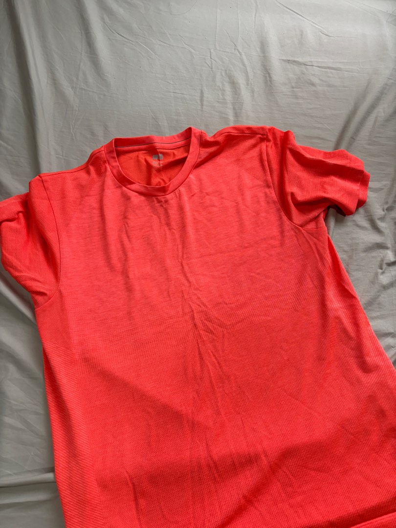 uniqlo red dri fit, Men's Fashion, Activewear on Carousell