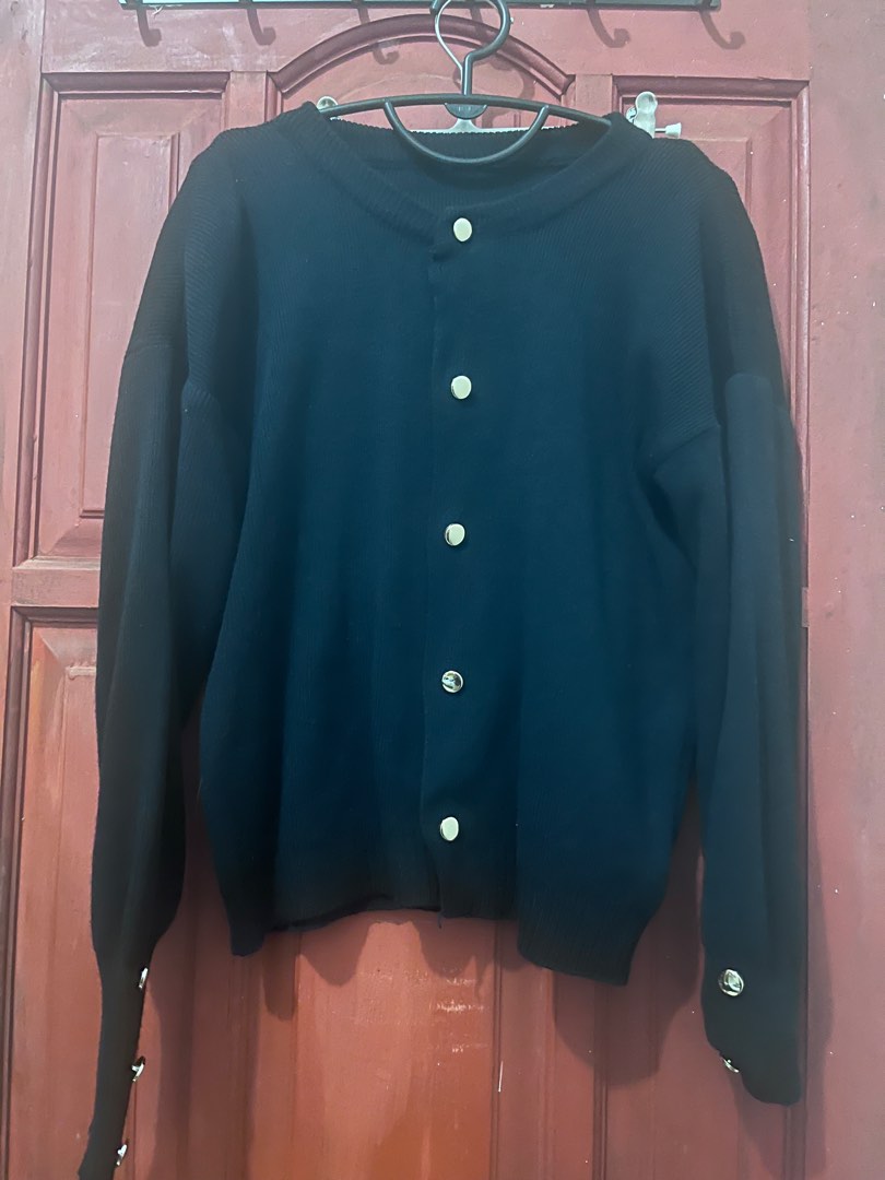 Cardigan rajut hitam kancing gold, Fesyen Wanita, Pakaian Wanita, Baju ...