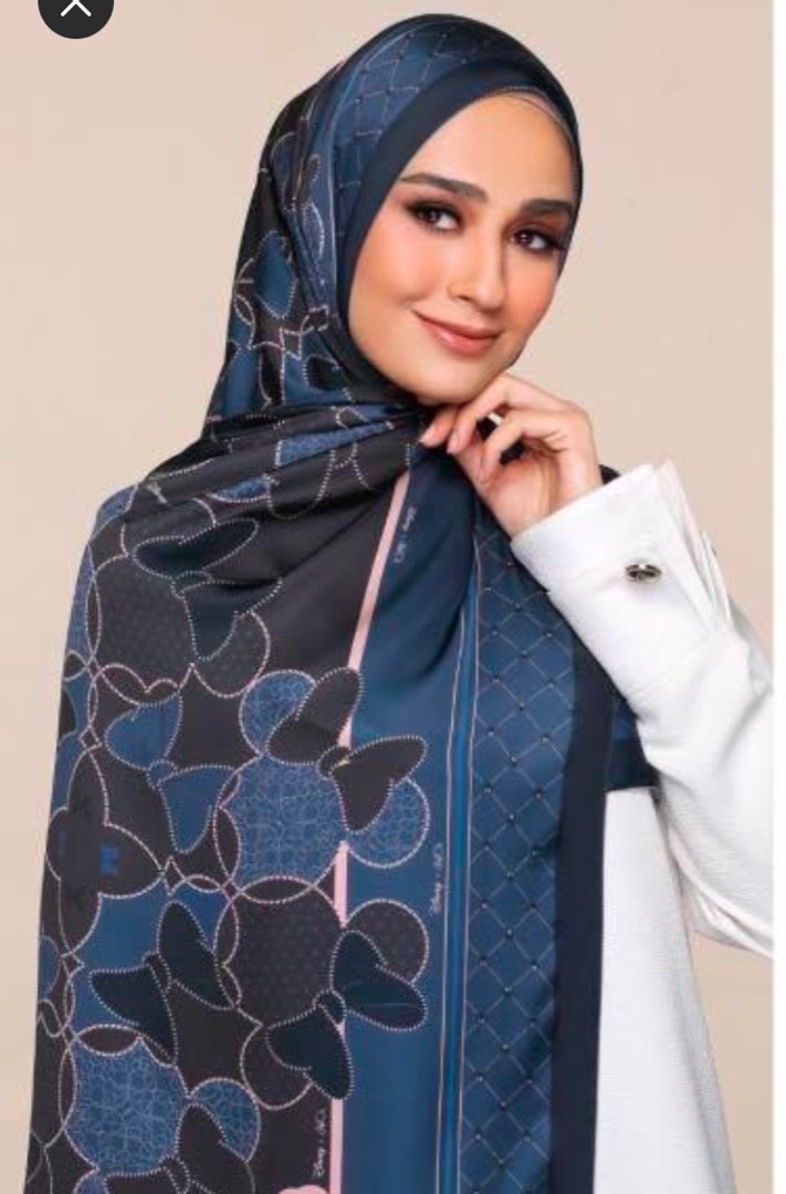 Minnie Mouse Disney dUCk Shawl in Bestfriend, Women's Fashion, Muslimah ...