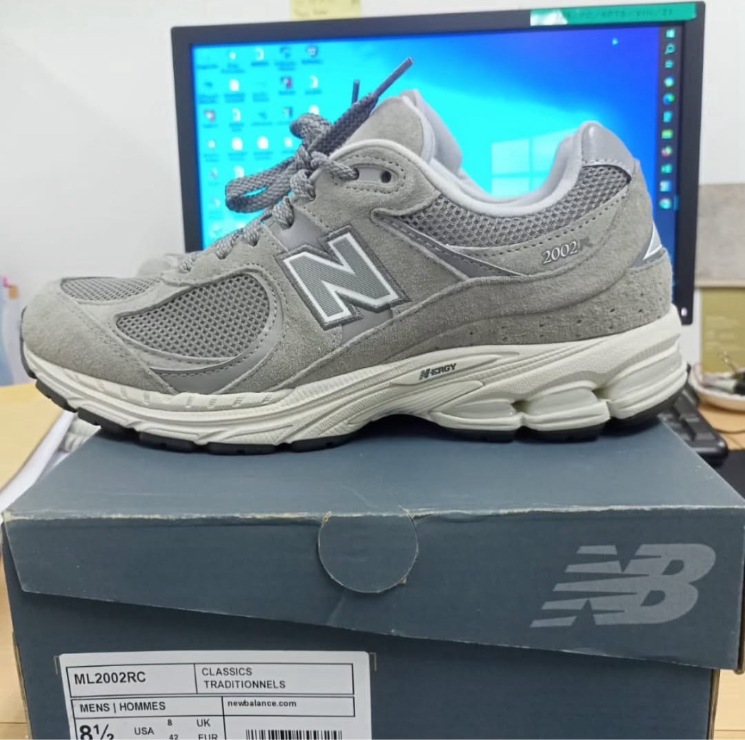 new balance 2002r, Fesyen Pria, Sepatu , Sneakers di Carousell