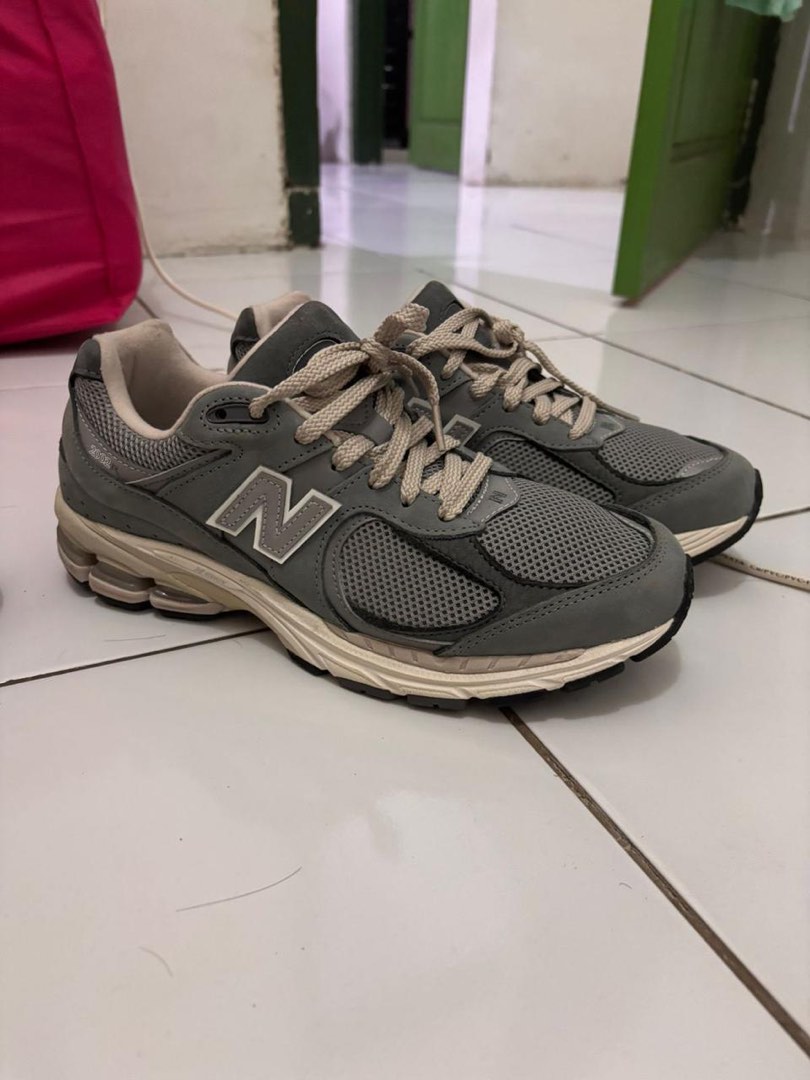 new balance 2002r sz 41.5, Fesyen Pria, Sepatu , Sneakers di Carousell