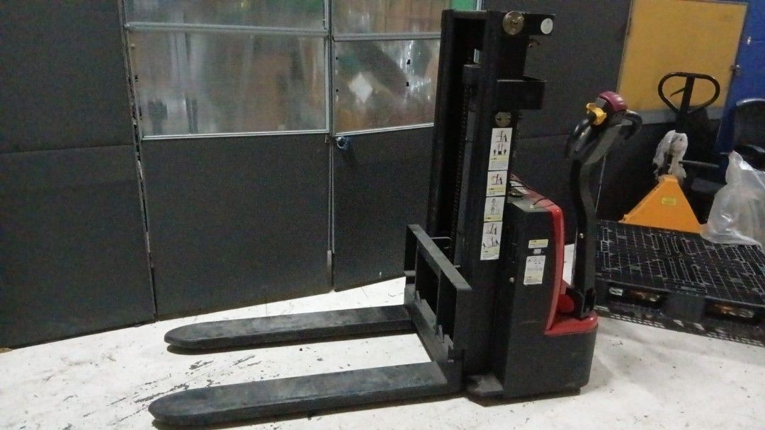 1500kg battery operated heavy duty stacker , very new condition , built ...