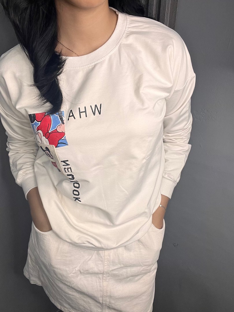 🤍 Sweater Putih Motif Mickey – Kasual & Unik! 🤍, Fesyen Wanita, Muslim ...