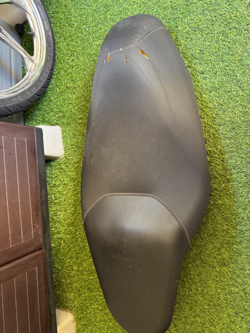Aerox V1 original seat, Motorcycles, Motorcycle Accessories on Carousell